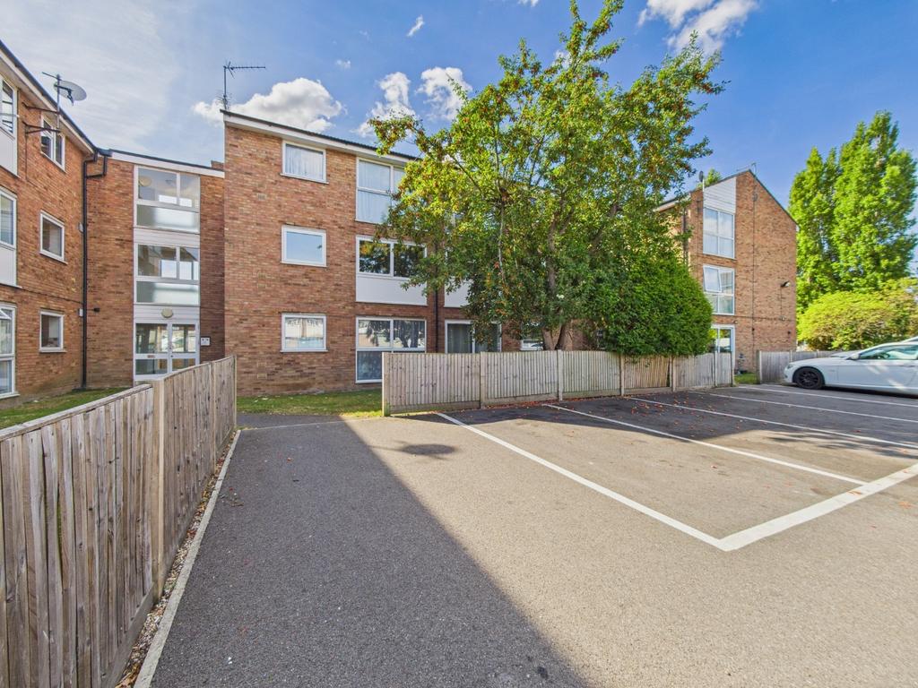 Coronation Court, Coronation Avenue... 2 bed flat - £1,200 pcm (£277 pw)