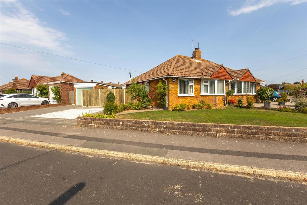 Walnut Drive, Fareham PO14 2 bed semi-detached bungalow - £379,950