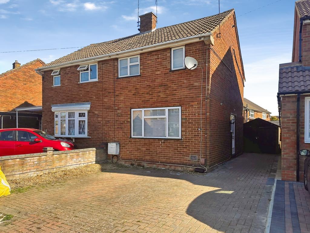 Overfield Road, Wigmore, Luton, LU2 2 bed semi-detached house - £1,250 ...