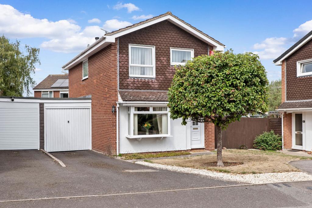 11 Hazewood Close, Worcester. WR5 1RH 3 bed detached house - £325,000