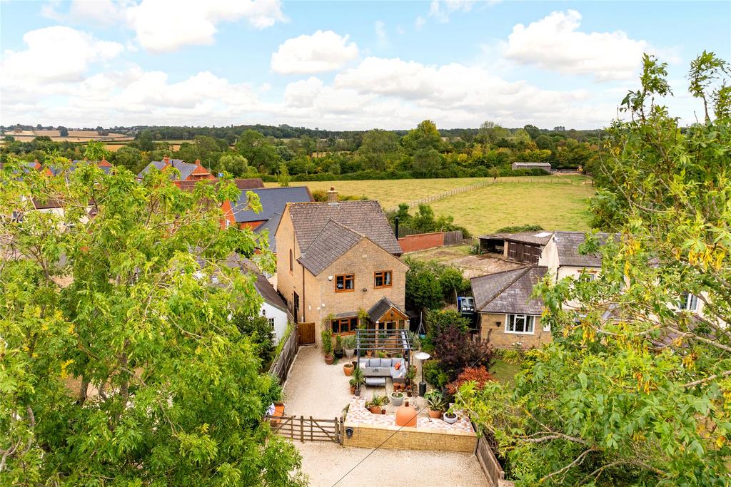 Towcester Road, Silverstone... 3 bed detached house - £475,000