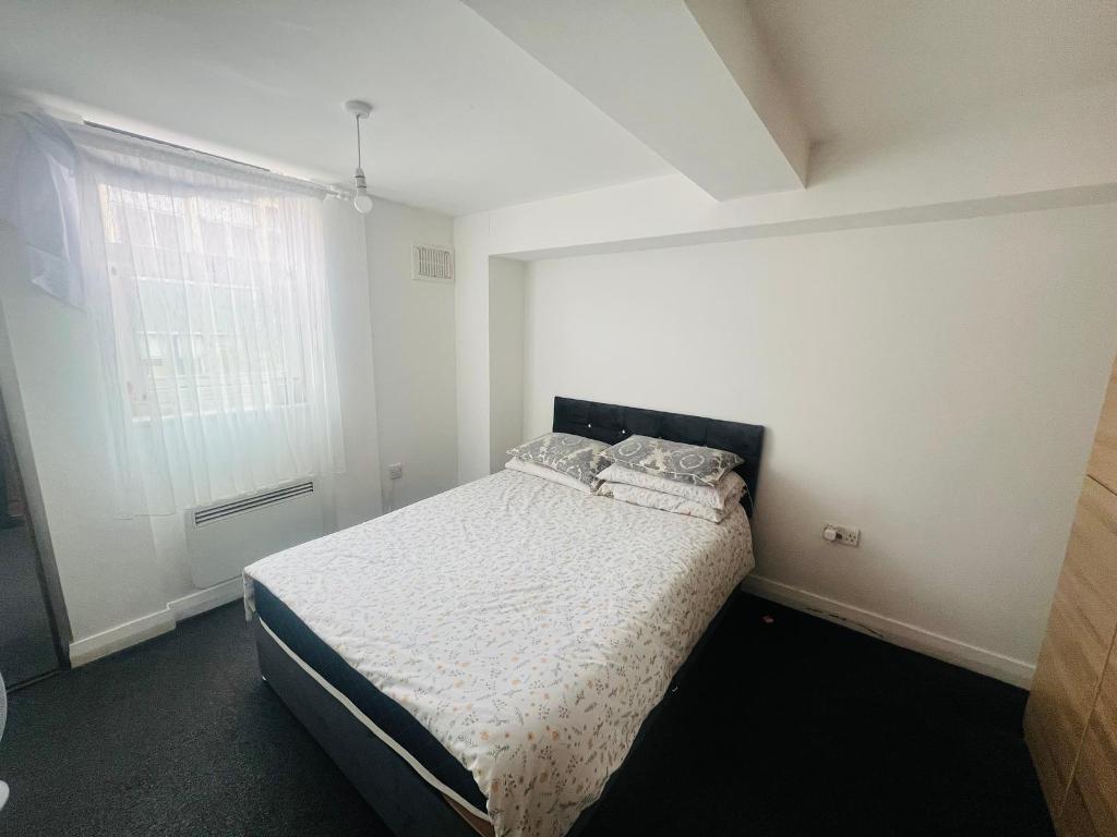 CHurch Street, Slough, SL1 1AE 2 bed flat - £1,500 pcm (£346 pw)
