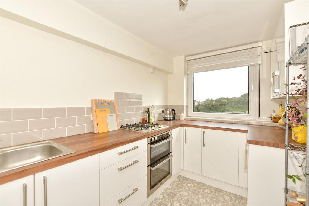 Collingwood Court, Folkestone CT20 2 bed flat - £119,500