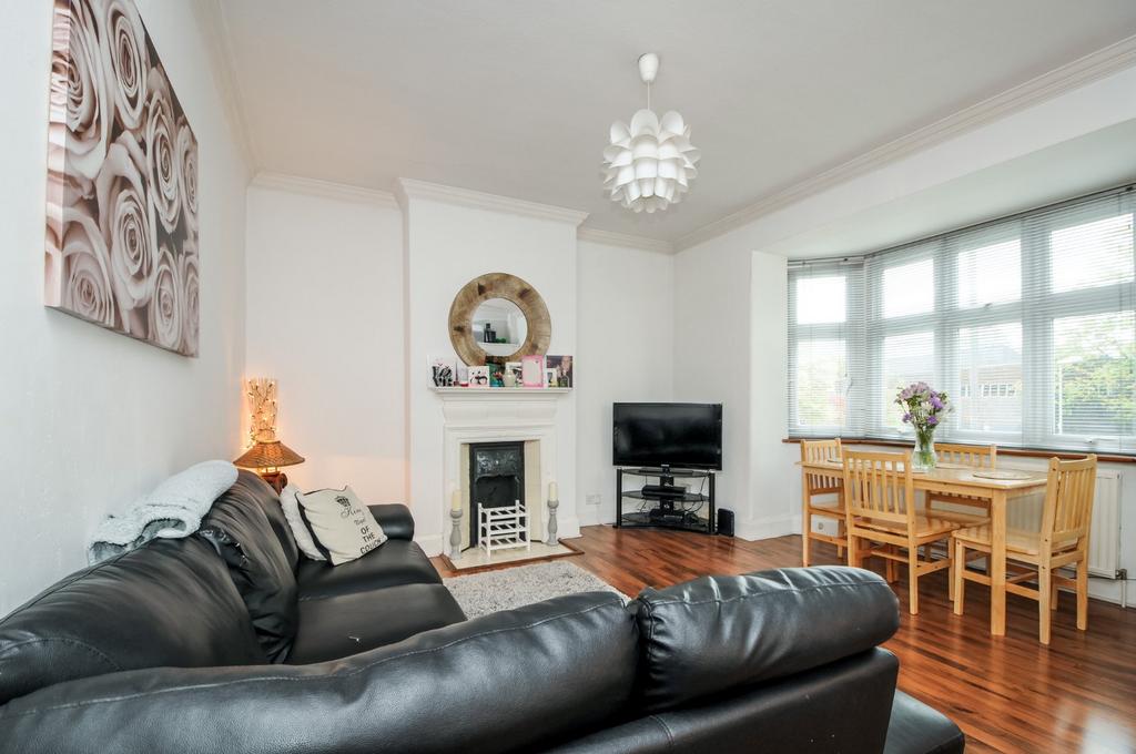 Burntwood Lane, Earlsfield, London, SW17 2 bed flat - £2,000 pcm (£462 pw)