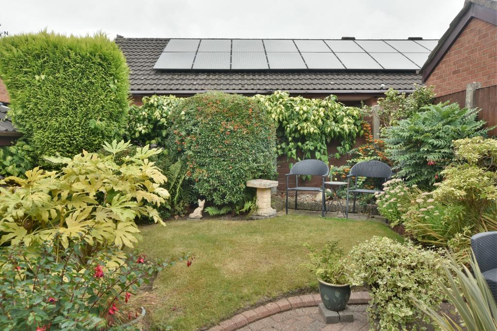 Scot Lane, Aspull, Wigan, Lancashire... 2 bed semi-detached bungalow ...