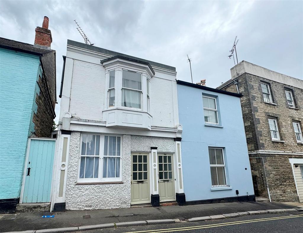 34 Castle Street, Ryde, PO33 2EG 1 bed flat - £675 pcm (£156 pw)