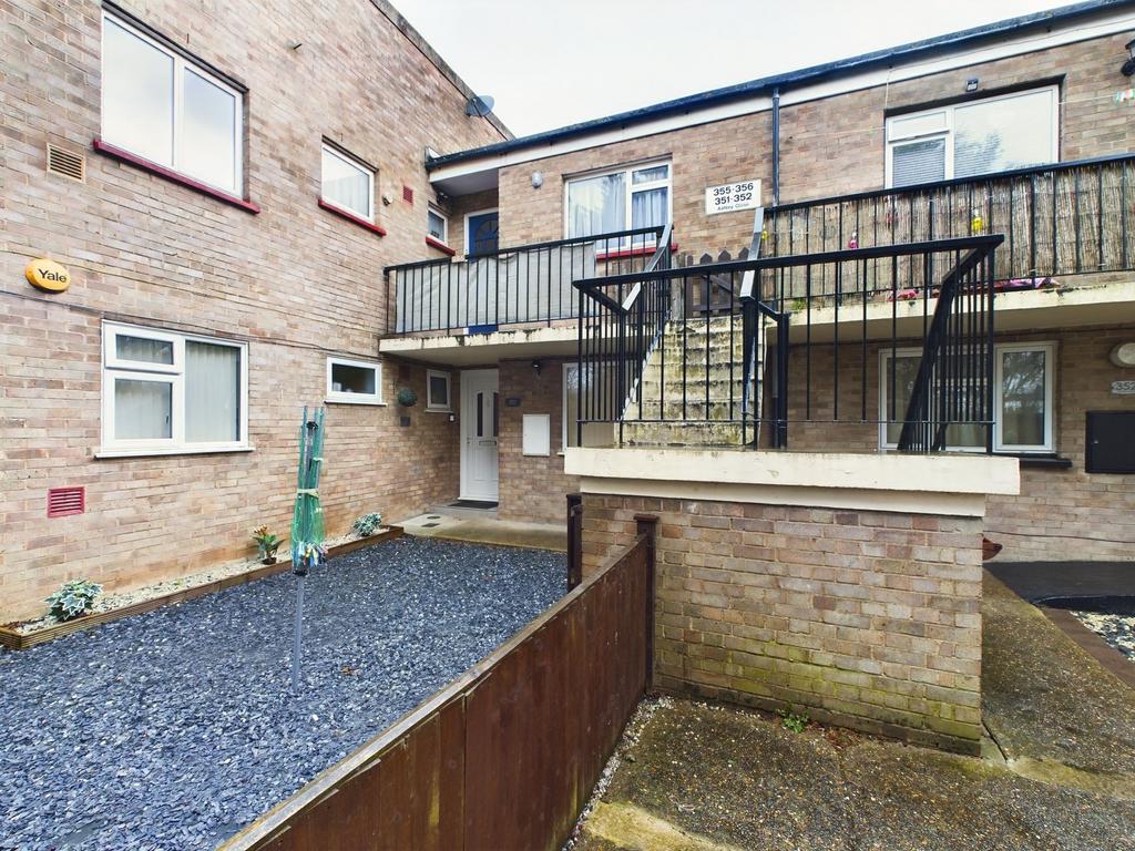 Ashley Close, Corringham, SS17 2 bed flat to rent - £1,300 pcm (£300 pw)