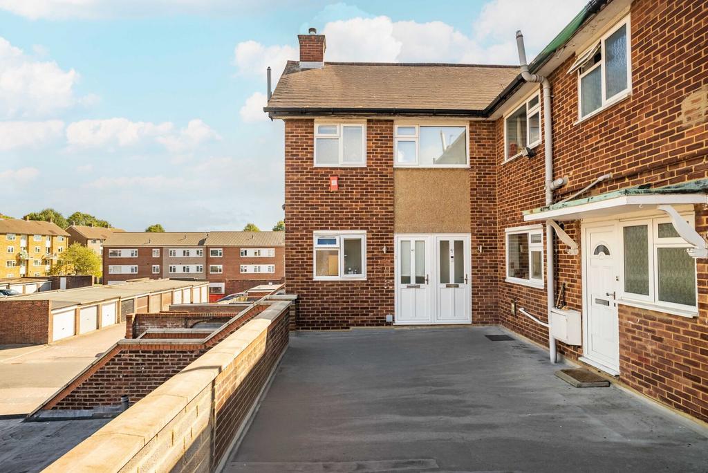 The Quadrant, St Albans AL4 1 bed maisonette - £995 pcm (£230 pw)