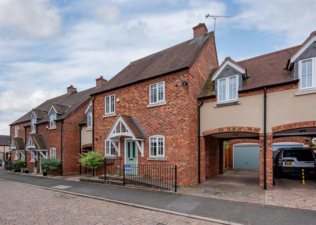 6 Stanham Close, Wombourne... 4 bed house - £350,000