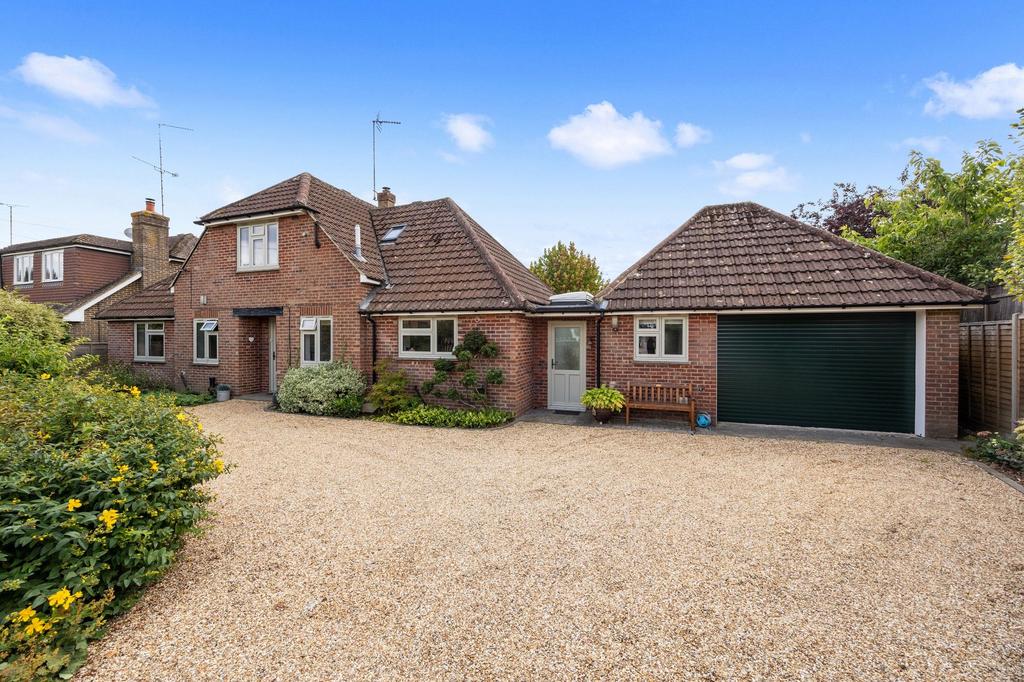 Chesworth Lane, Horsham, RH13 3 bed detached house - £925,000