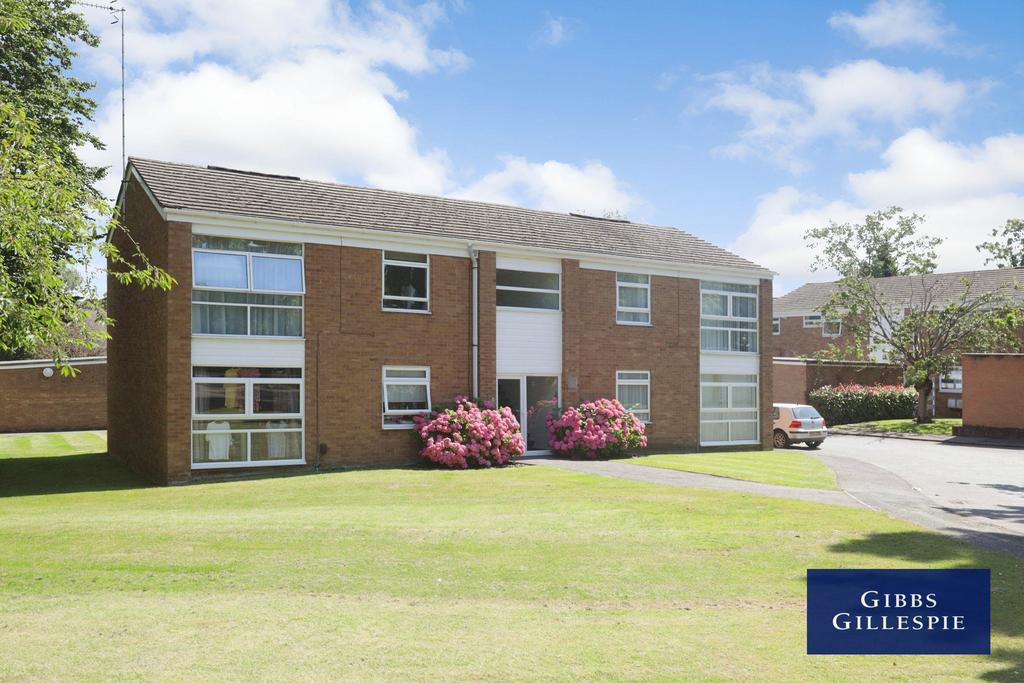 Chiswick Court, Moss Lane, Pinner, HA5 2 bed flat to rent - £1,700 pcm ...