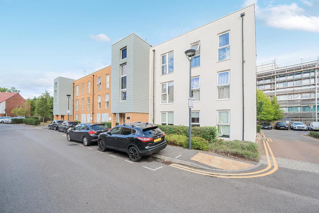 Hawker Drive, Addlestone, KT15 1 bed property - £260,000