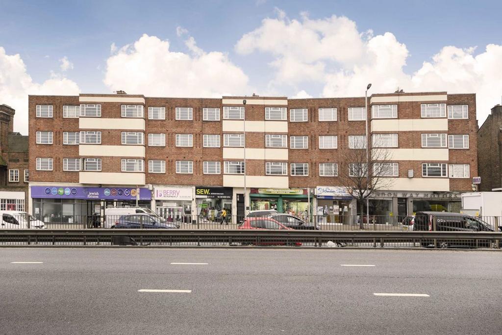 Hendon Way, London NW4 3 bed flat to rent - £2,200 pcm (£508 pw)