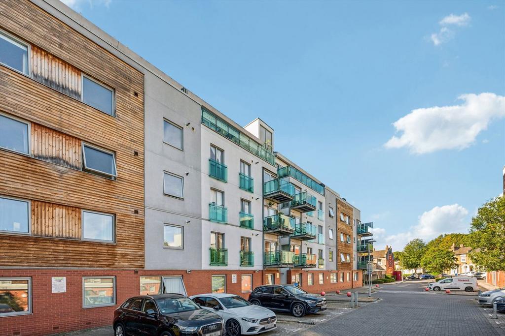 Evan Cook Close, London SE15 1 bed flat to rent - £1,800 pcm (£415 pw)