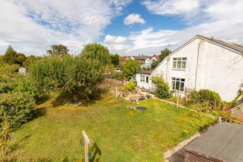Reigate Road, Horley RH6 2 bed semi-detached house for sale - £400,000