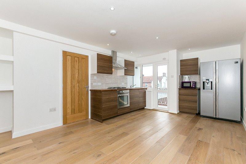 Broadwalk, Crawley, West Sussex, RH10 1 bed apartment to rent - £1,100 ...