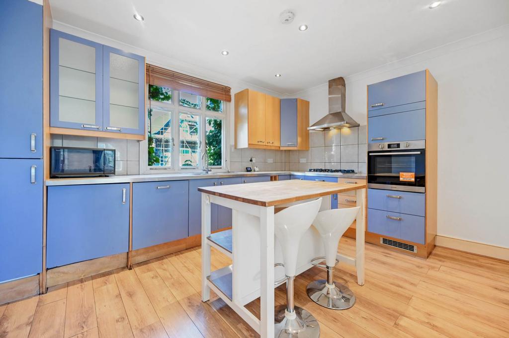 St Stephens Avenue, Shepherds Bush... 2 bed flat - £2,600 pcm (£600 pw)