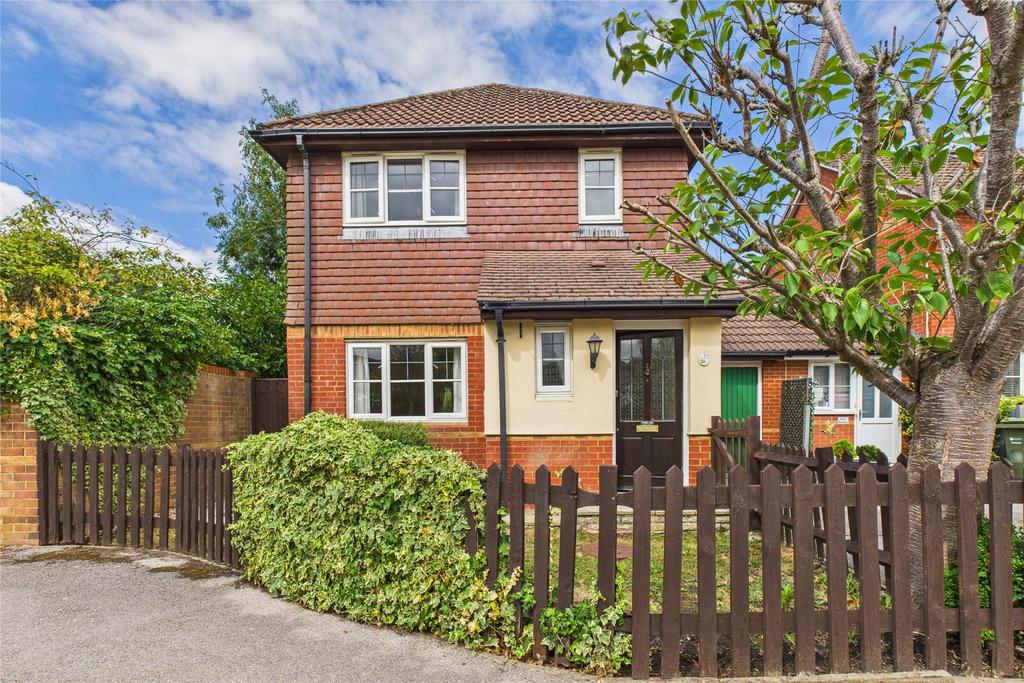 Parish Close, Ash, Aldershot, Surrey... 3 bed detached house to rent ...