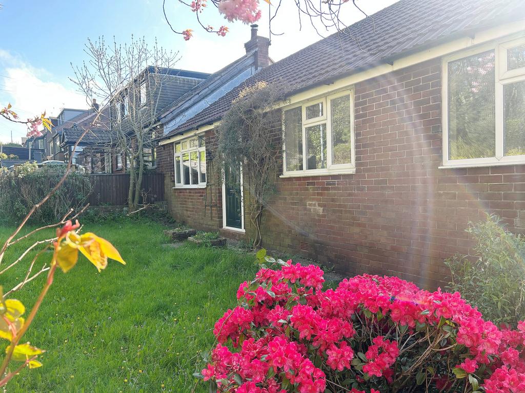 Thorpe Lane, Austerlands OL4 3 bed semi-detached bungalow for sale - £ ...