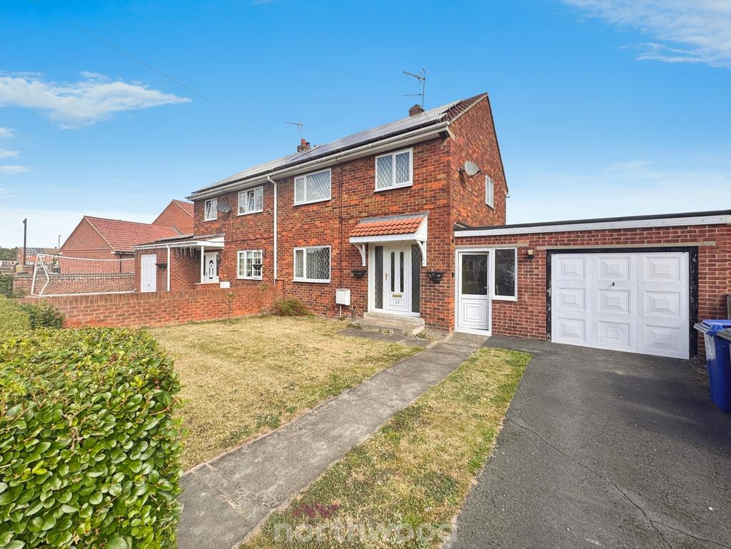 Cherry Tree Drive, Doncaster DN8 3 bed semi-detached house - £150,000