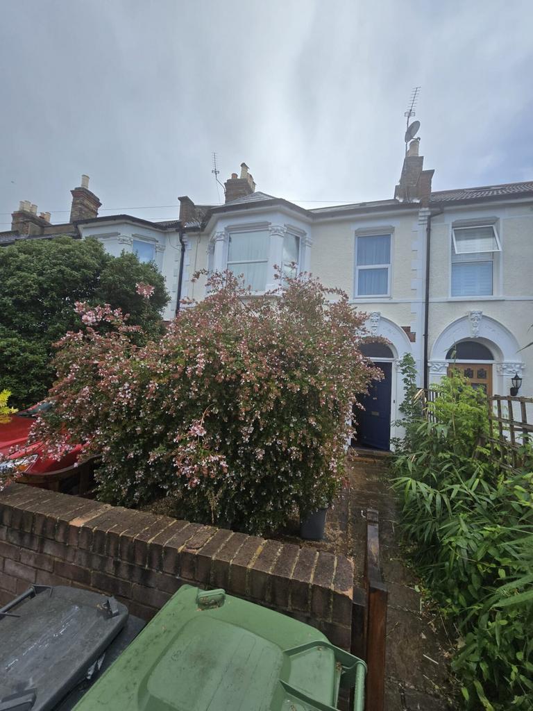 Ardgowan Road, London SE6 3 bed terraced house - £2,600 pcm (£600 pw)