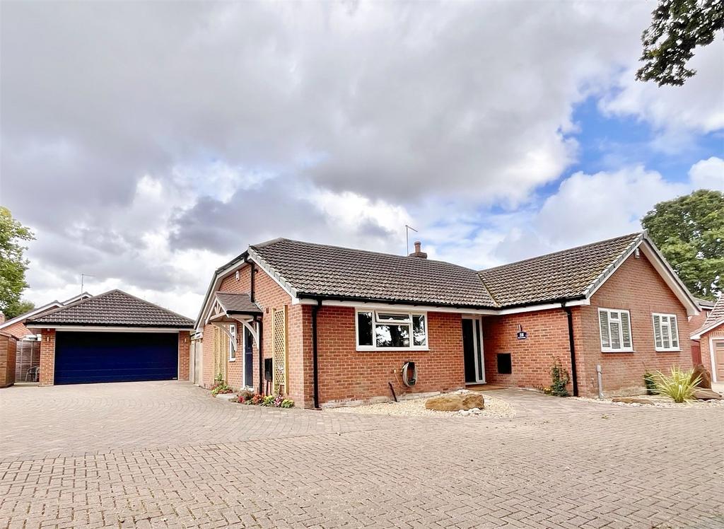 Sherwood Drive, Verwood, Dorset, BH31 3 bed bungalow for sale - £650,000