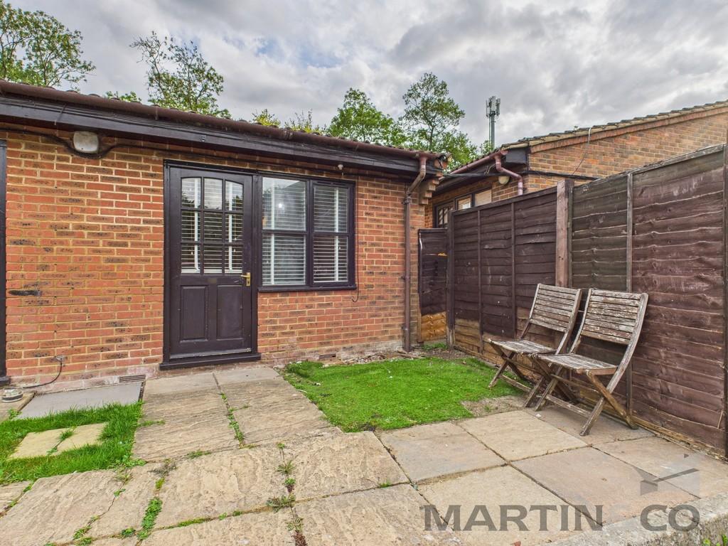 Bricket Lodge, Lye Lane Ground floor flat - £725 pcm (£167 pw)
