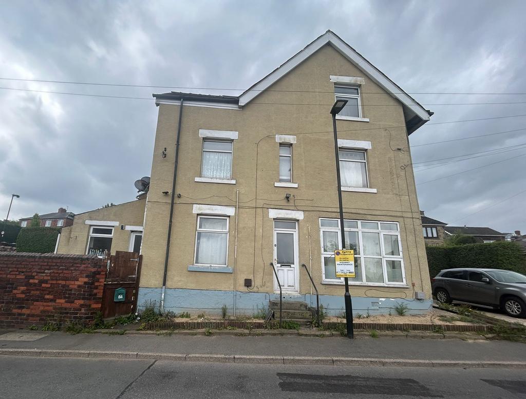 No. 8 & 8A Victoria Road... 4 bed detached house - £200,000