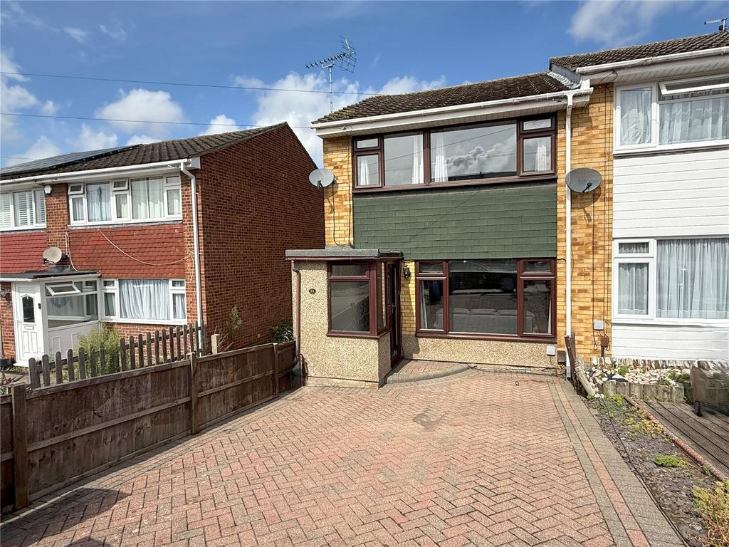 Edinburgh Avenue, Corringham, Essex... 3 bed end of terrace house - £ ...