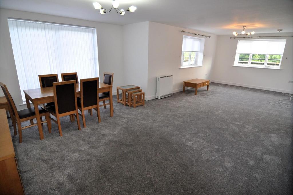 Ovaltine Drive, Kings Langley WD4 2 bed apartment to rent - £1,600 pcm ...
