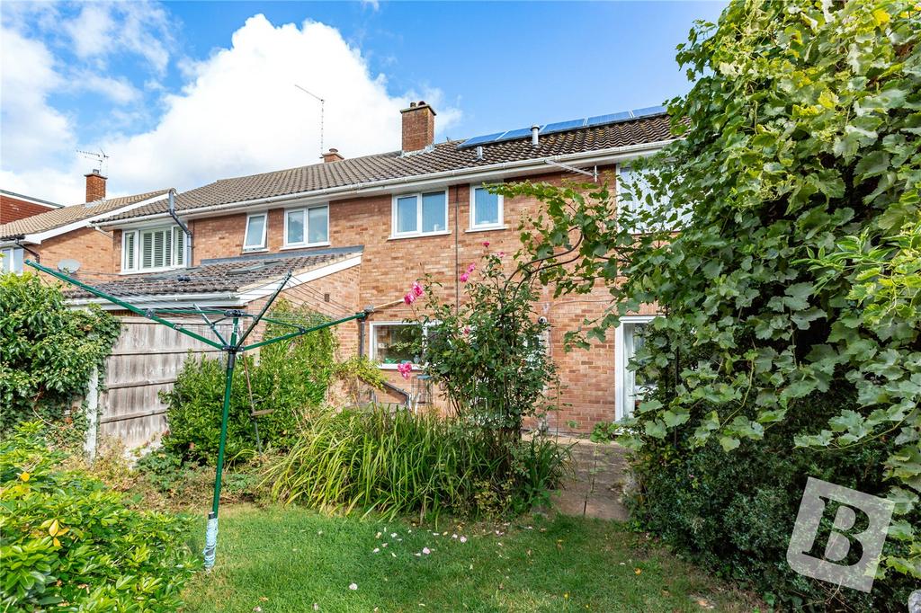 Longfields, Ongar, Essex, CM5 3 bed semi-detached house - £450,000