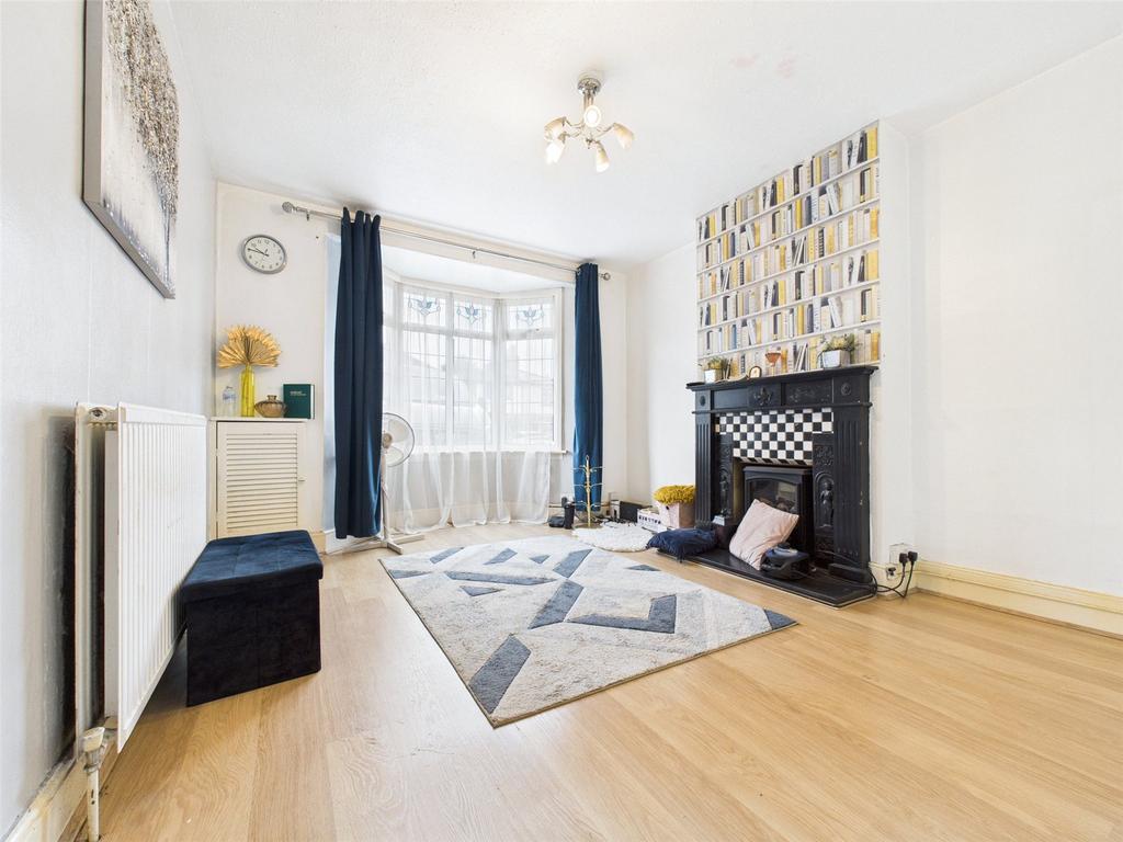 Victoria Road, Romford RM1 3 bed semi-detached house - £2,000 pcm (£462 pw)