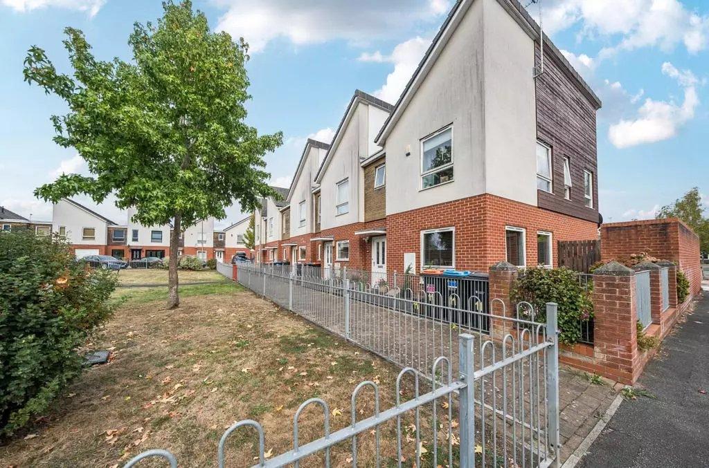Beaumaris Grove, Chester CH1 3 bed end of terrace house - £205,000