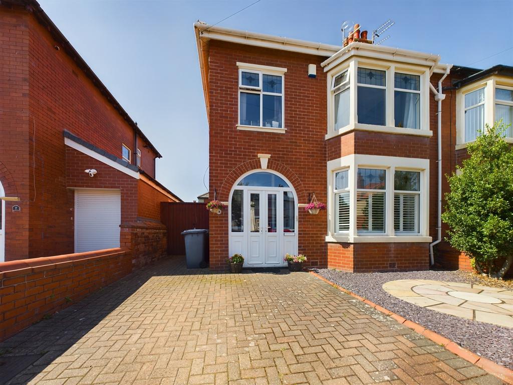 Warwick Road, Lytham St. Annes, FY8 3 bed semi-detached house - £300,000
