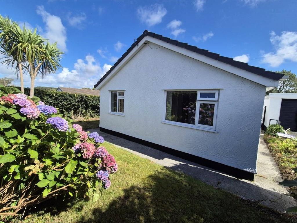 Maes Yr Orsedd, Bodffordd, Anglesey... 3 bed bungalow - £199,950