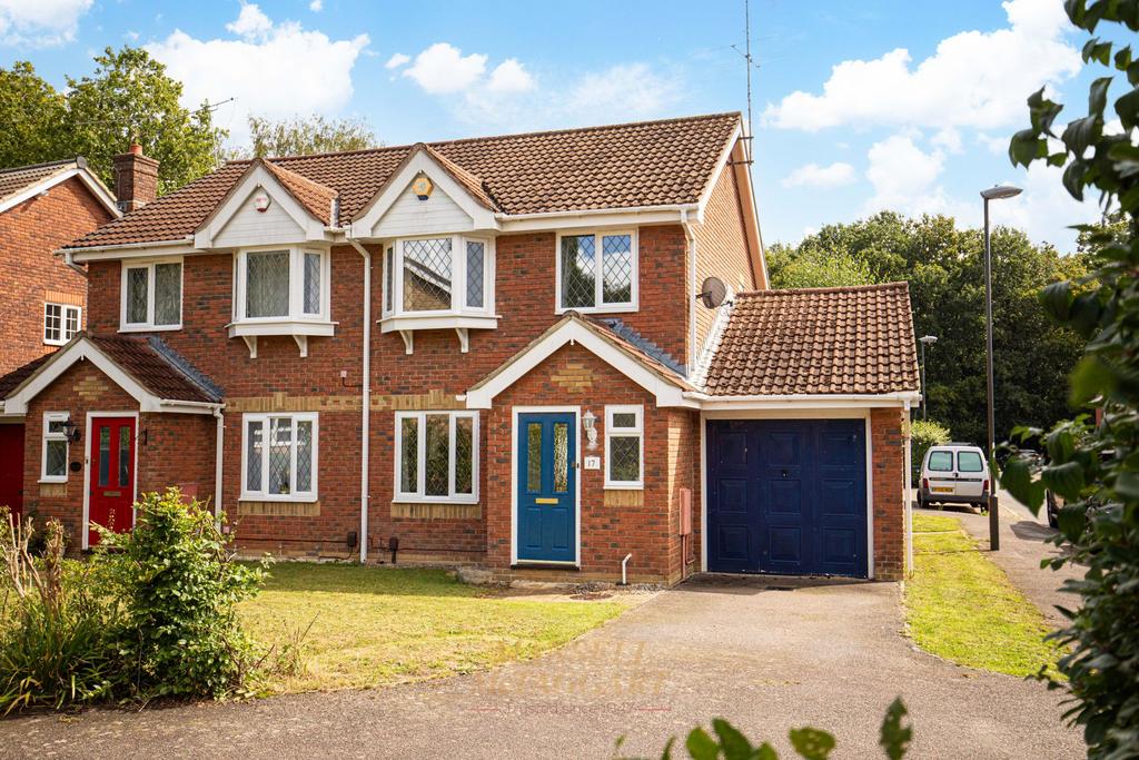 Haworth Road, Crawley RH10 3 bed semi-detached house for sale - £425,000