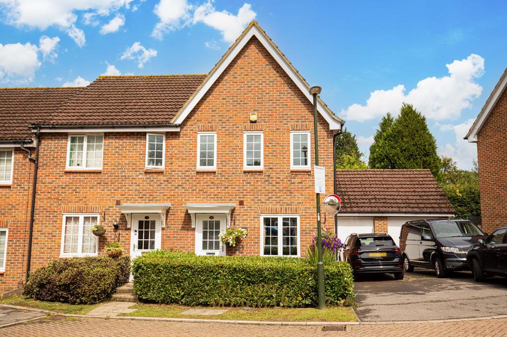 Oakhill Chase, Crawley RH10 3 bed end of terrace house for sale - £425,000