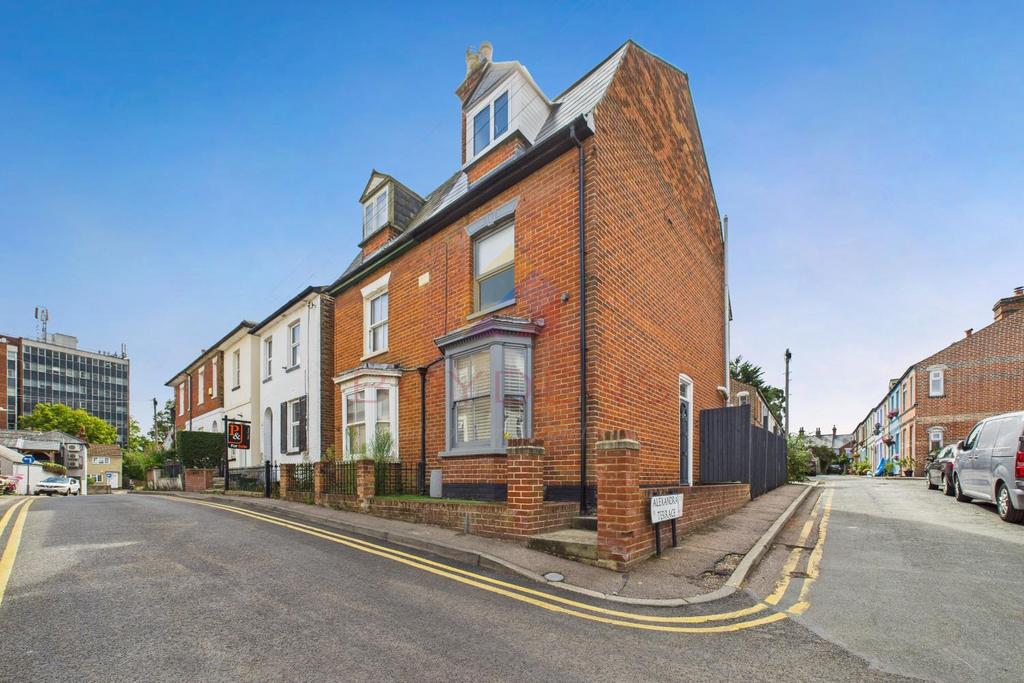 Alexandra Road, Colchester CO3 3 bed semi-detached house - £1,375 pcm ...