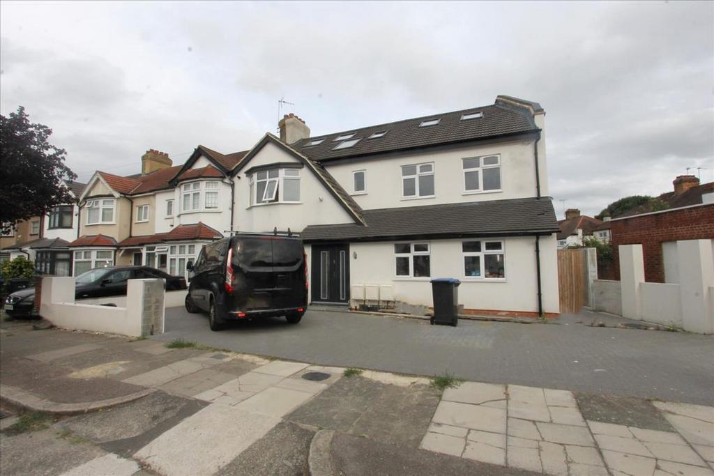 Bromley Road, London, N18 3 bed property to rent - £2,200 pcm (£508 pw)