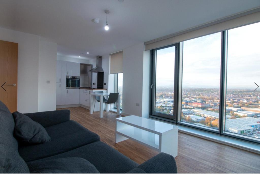 Media City, Michigan Point Tower B... 2 bed flat - £1,200 pcm (£277 pw)