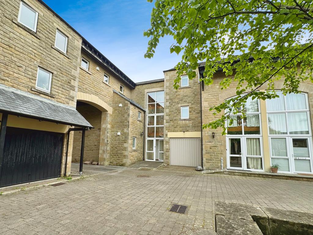 Strands Farm Court, Hornby, LA2 2 bed flat for sale - £160,000