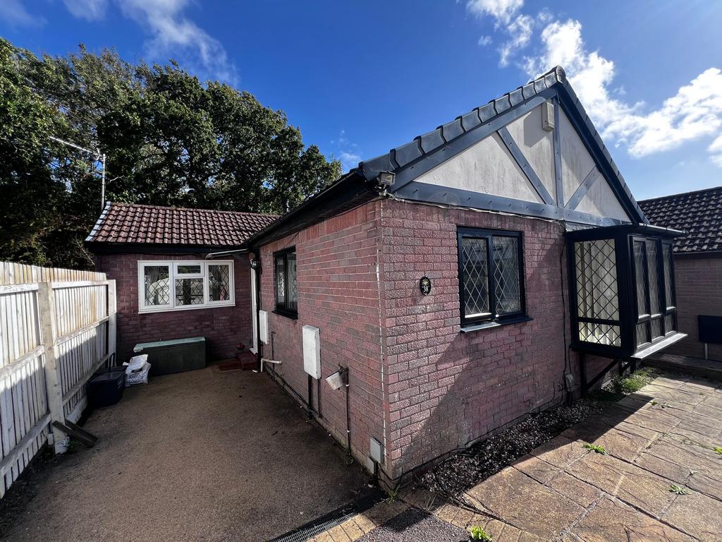 Usk Way, Barry, CF62 2 bed detached bungalow for sale - £220,000