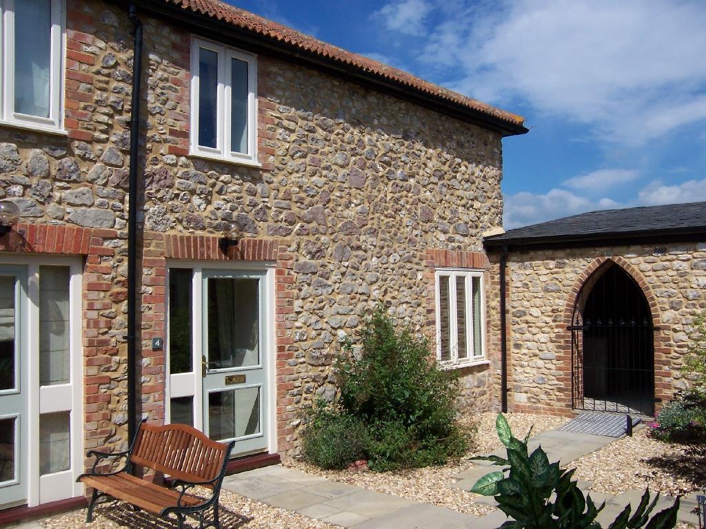 Ostlers Yard, Fore Street, Chard 2 bed terraced house for sale - £155,000