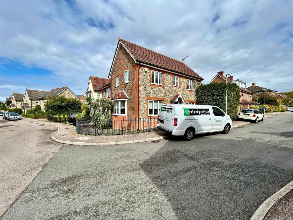 Malkin Drive, Church Langley, Harlow 3 bed house - £1,900 pcm (£438 pw)