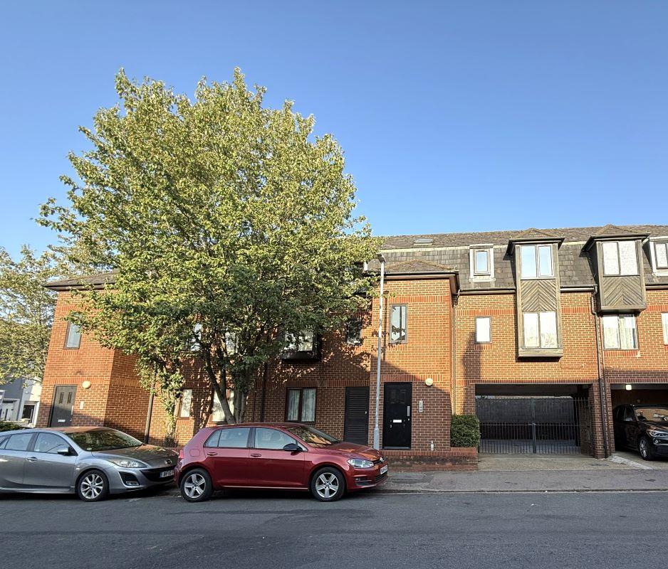 Flat 9 Albany Court, Dallow Road... 2 bed flat - £80,000