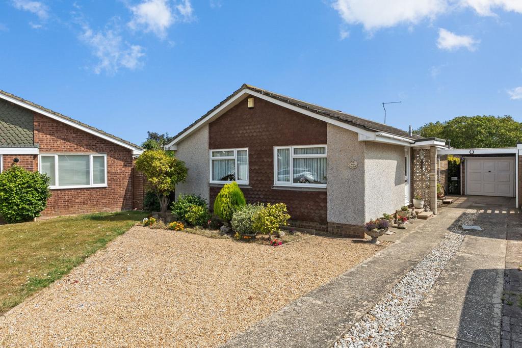 Lundy Close, Littlehampton, BN17 2 bed detached bungalow - £475,000