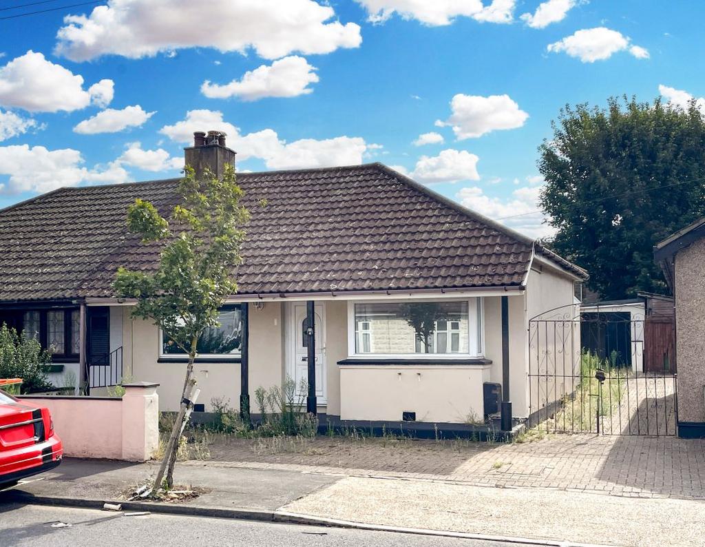 4 Betterton Road, Rainham, RM13 8NA 3 bed semi-detached bungalow - £280,000