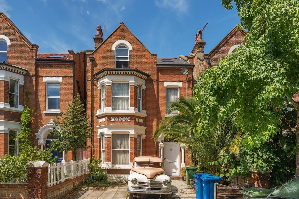 Knatchbull Road London SE5 2 bed flat - £2,400 pcm (£554 pw)