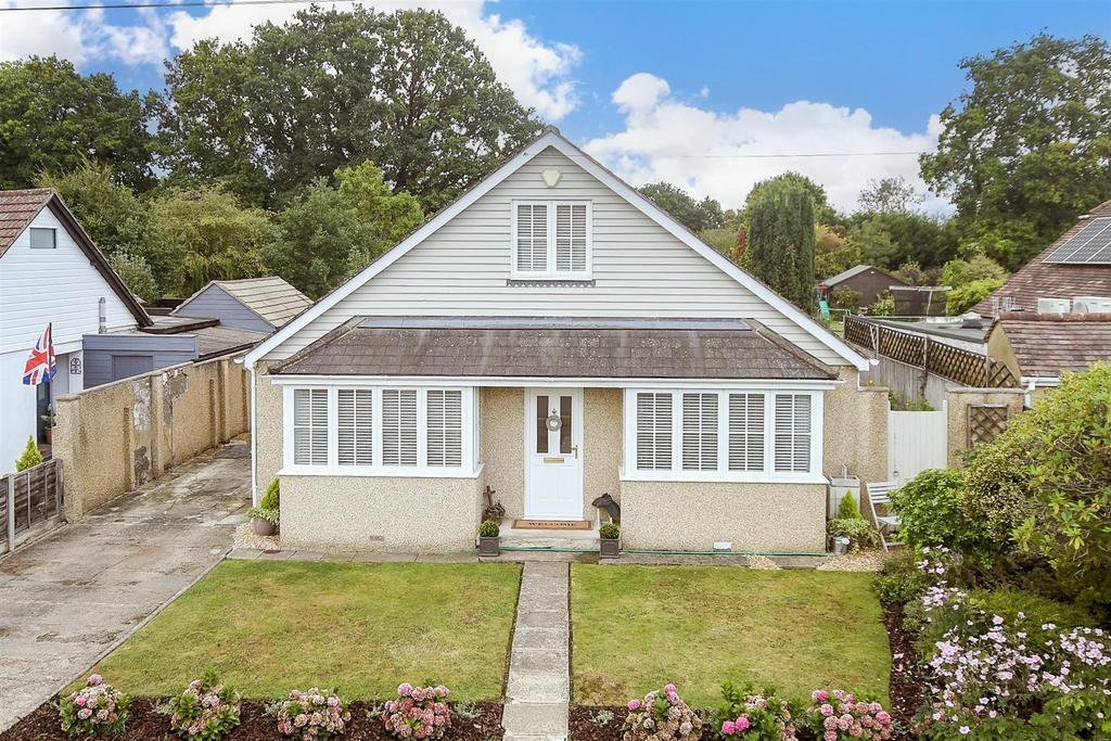Balcombe Gardens, Horley, Surrey 4 bed chalet for sale - £750,000