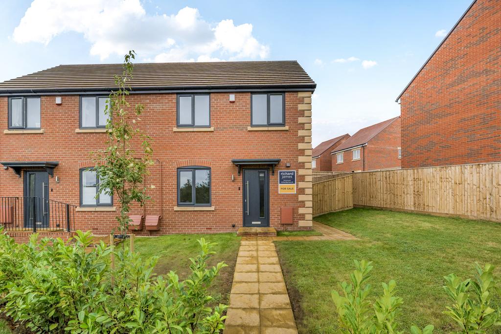 Windmill Road, Swindon SN4 3 bed semi-detached house for sale - £345,000